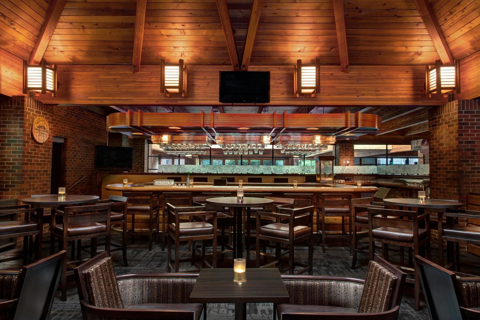 VALHALLA INN | ⋆⋆⋆ | THUNDER BAY, CANADA | SEASON DEALS FROM $105